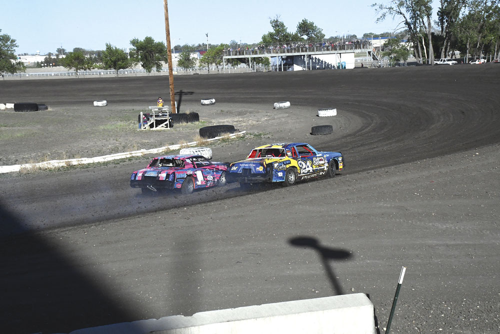 Sunday night at the races | News, Sports, Jobs - Minot Daily News